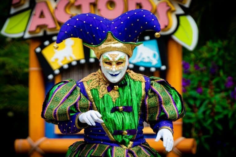 Packed Universal Parade Cut Short After On-Route Accident | Disney Dining