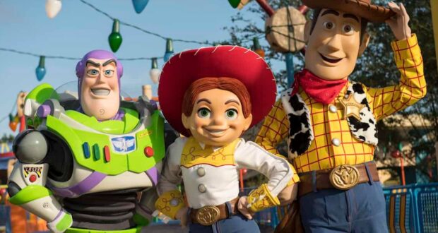Disney Guests Shocked by New Buzz Lightyear | Disney Dining