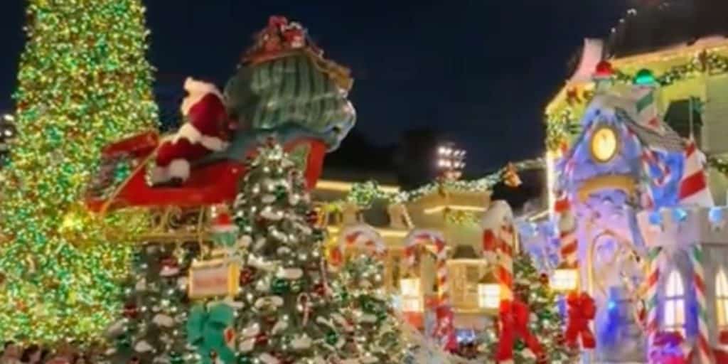 Santa's Float Crashes at Disneyland, Forcing Emergency Parade Stop ...